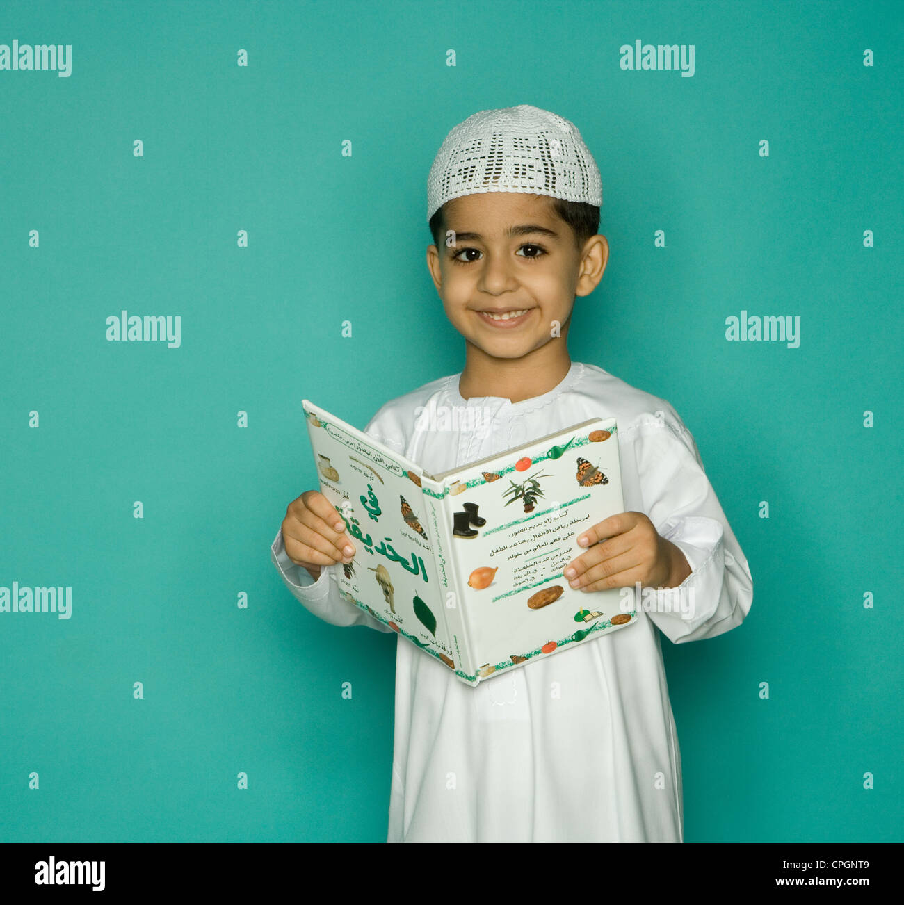 Emirati children reading hi-res stock photography and images - Alamy