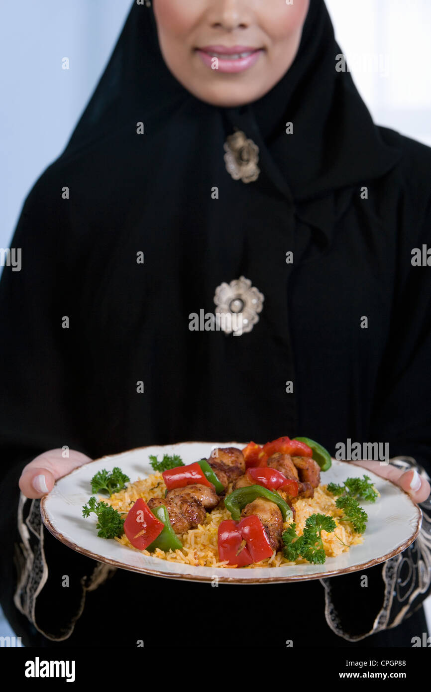 Abaya woman plate hi-res stock photography and images - Alamy