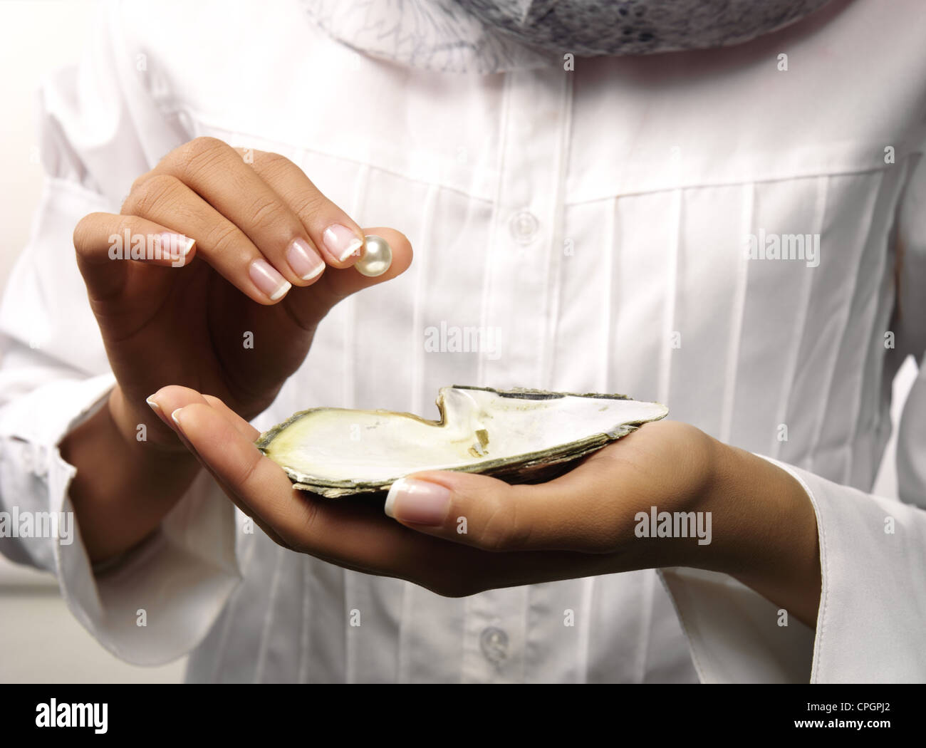 Pearl hand hi-res stock photography and images - Alamy