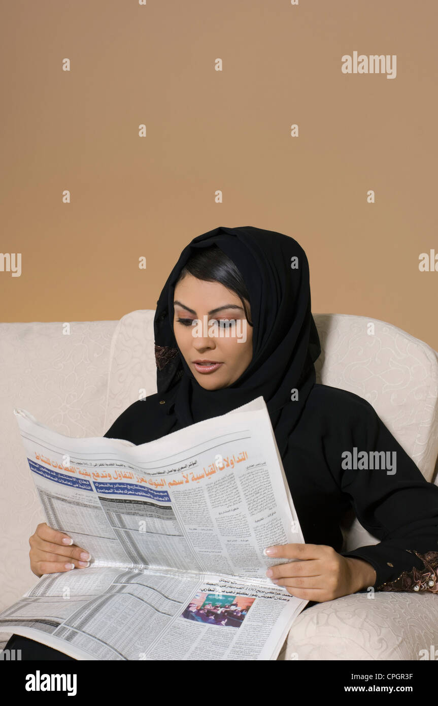 Reading paper over shoulder hi-res stock photography and images - Alamy