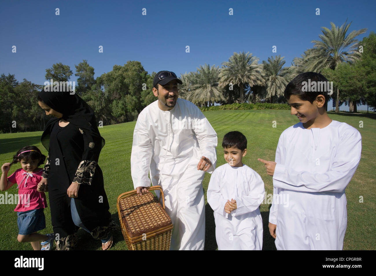 Emirati family hi-res stock photography and images - Alamy