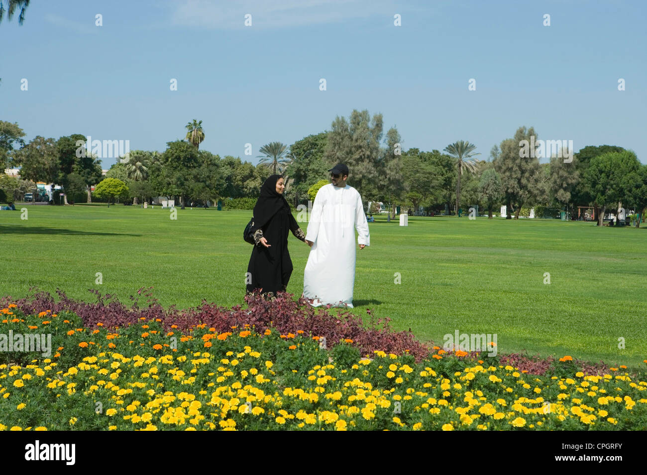 Arab couple holding hands walking hi-res stock photography and images ...