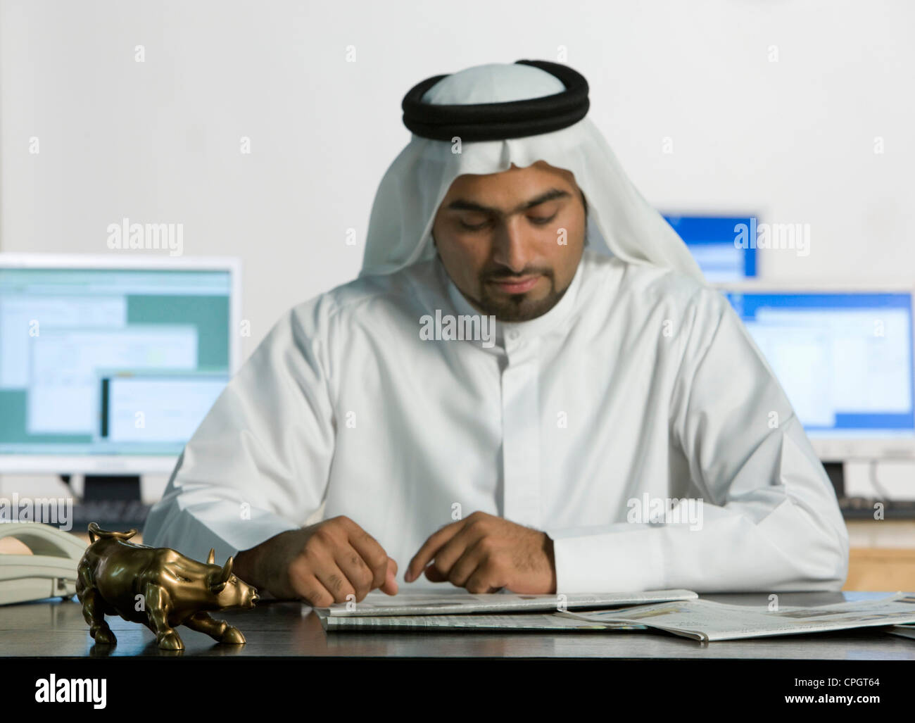Arab man reading newspaper sitting hi-res stock photography and images ...