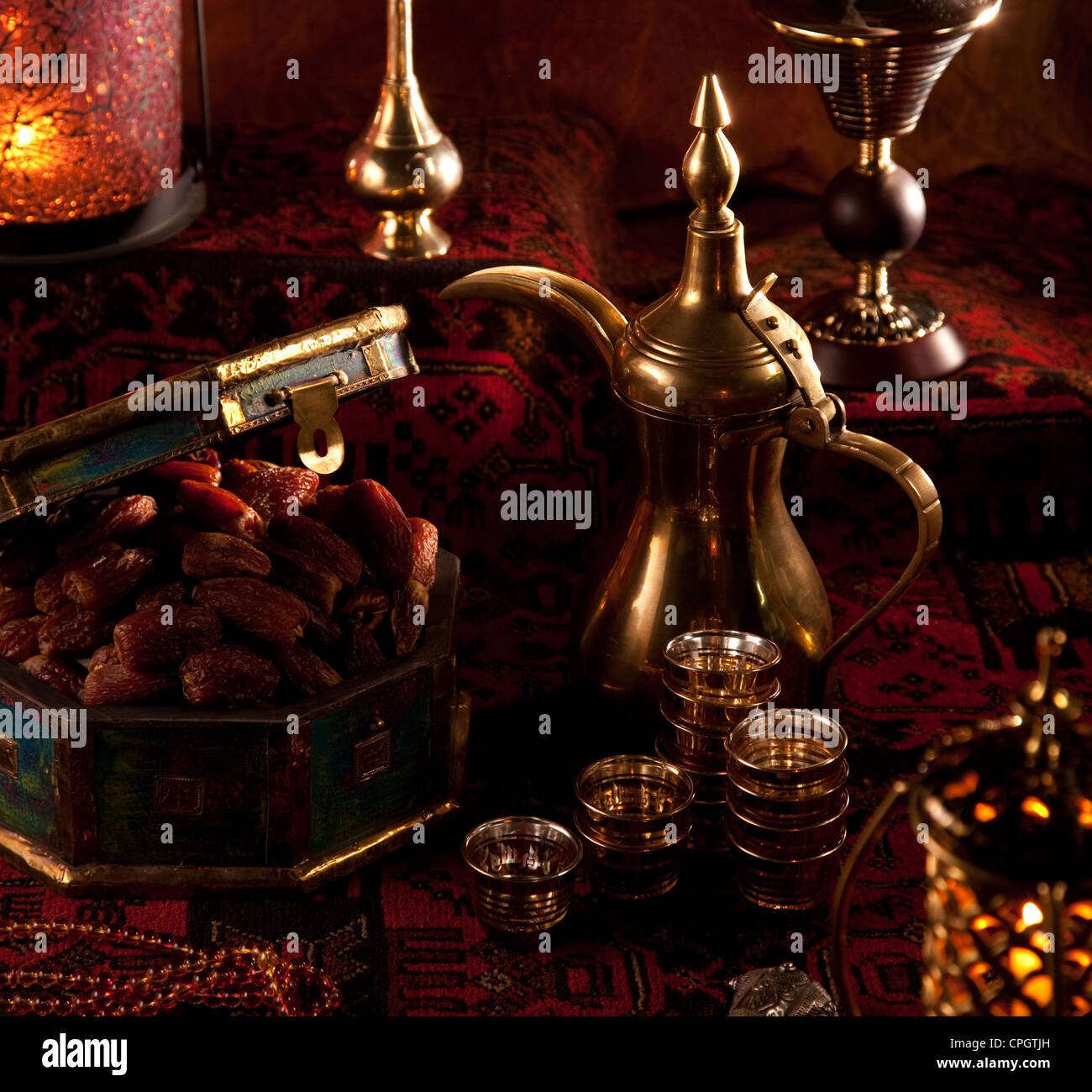 Ramadan lanterns people hi-res stock photography and images - Alamy