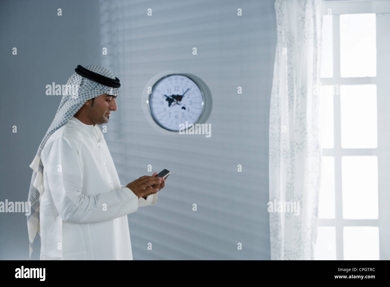 Arab man holding a cellphone Stock Photo - Alamy