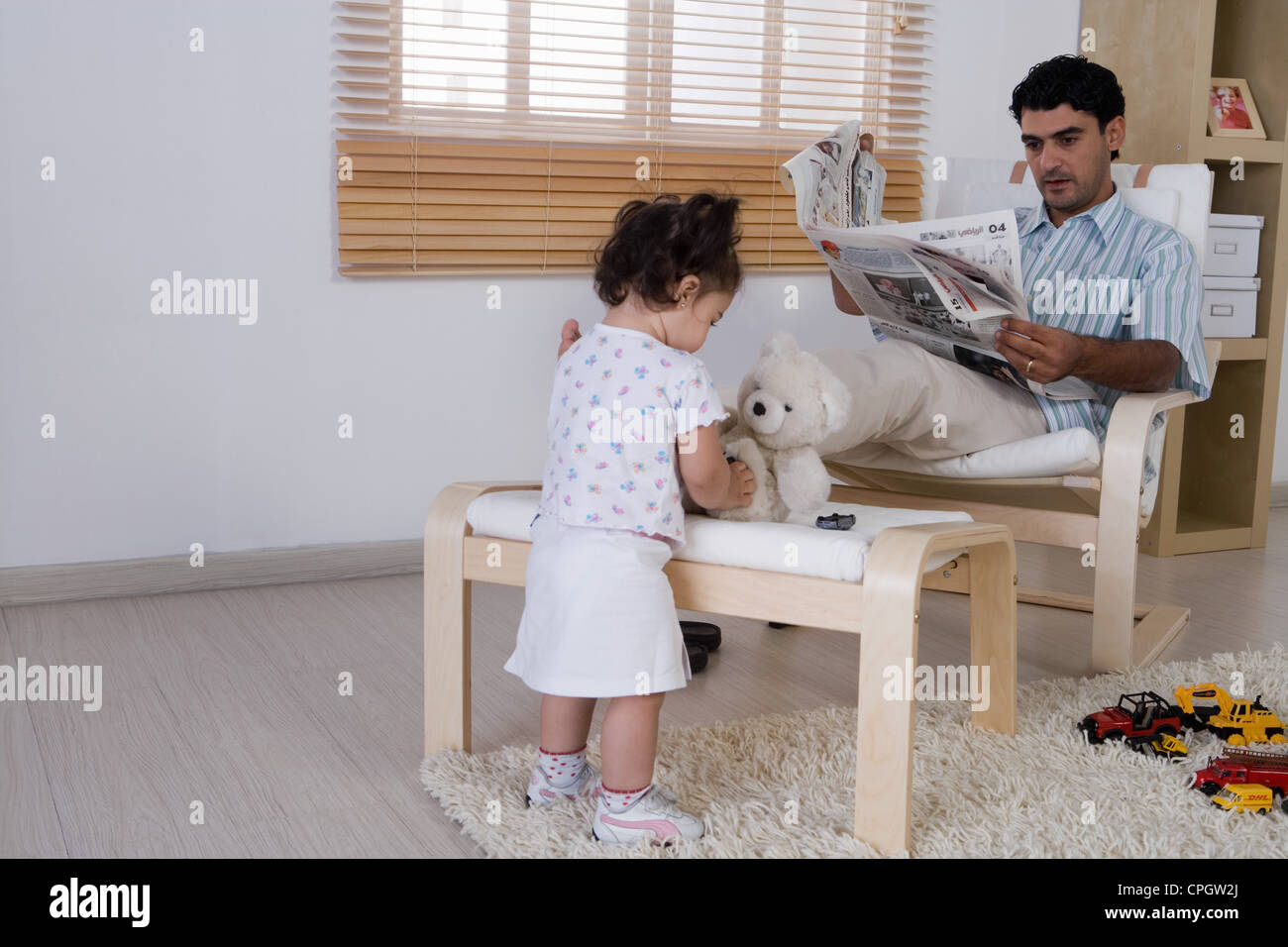 Father daughter reading newspaper hi-res stock photography and images ...