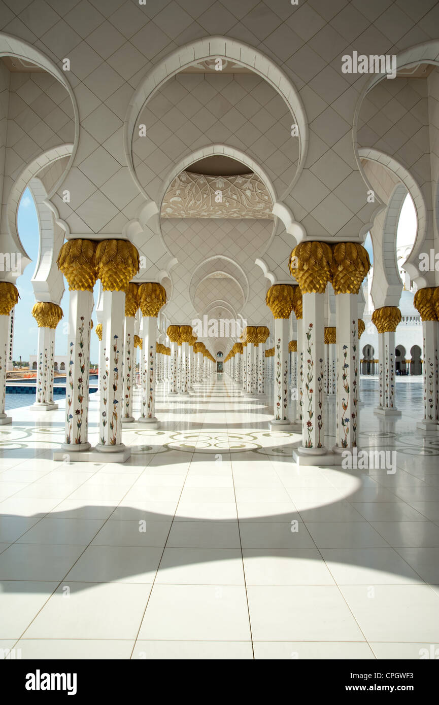 Columns and arch of Sheikh Zayed mosque, Abu Dhabi, UAE Stock Photo - Alamy