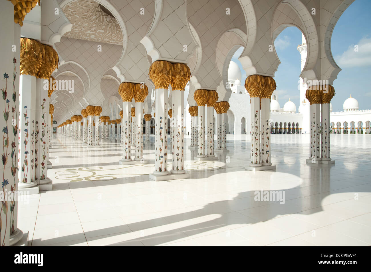 Columns and arch of Sheikh Zayed mosque, Abu Dhabi, UAE Stock Photo - Alamy