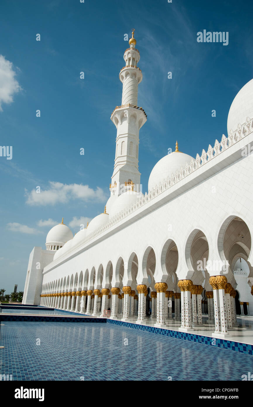 Reflecting pool in Sheik Zayed Mosque, Abu Dhabi, UAE Stock Photo - Alamy