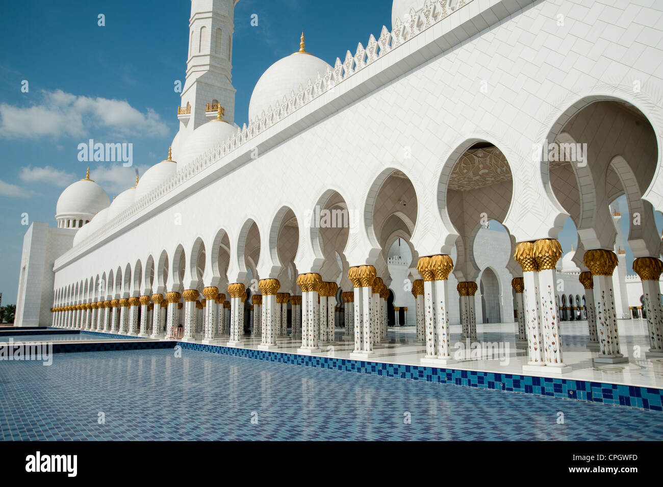 Reflecting pool in Sheik Zayed Mosque, Abu Dhabi, UAE Stock Photo - Alamy