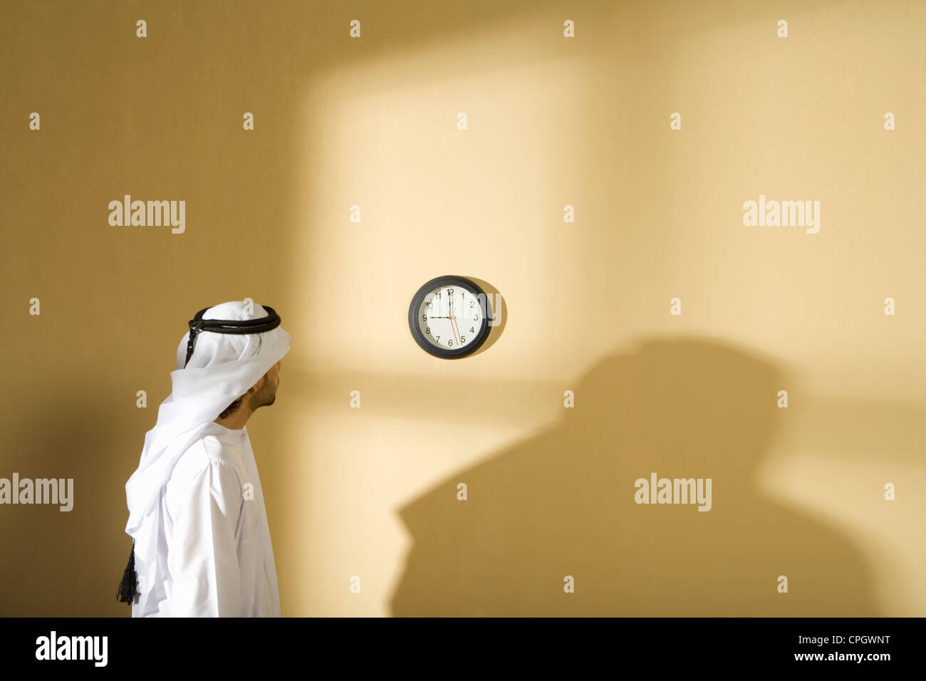 Arab man looking at clock Stock Photo - Alamy