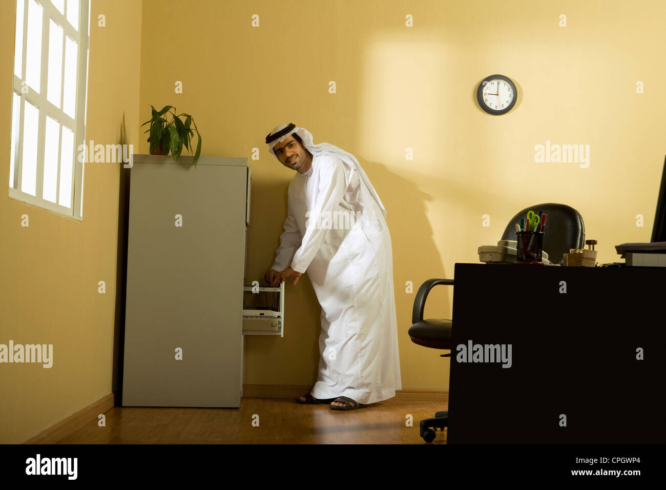 Looking through files hi-res stock photography and images - Alamy