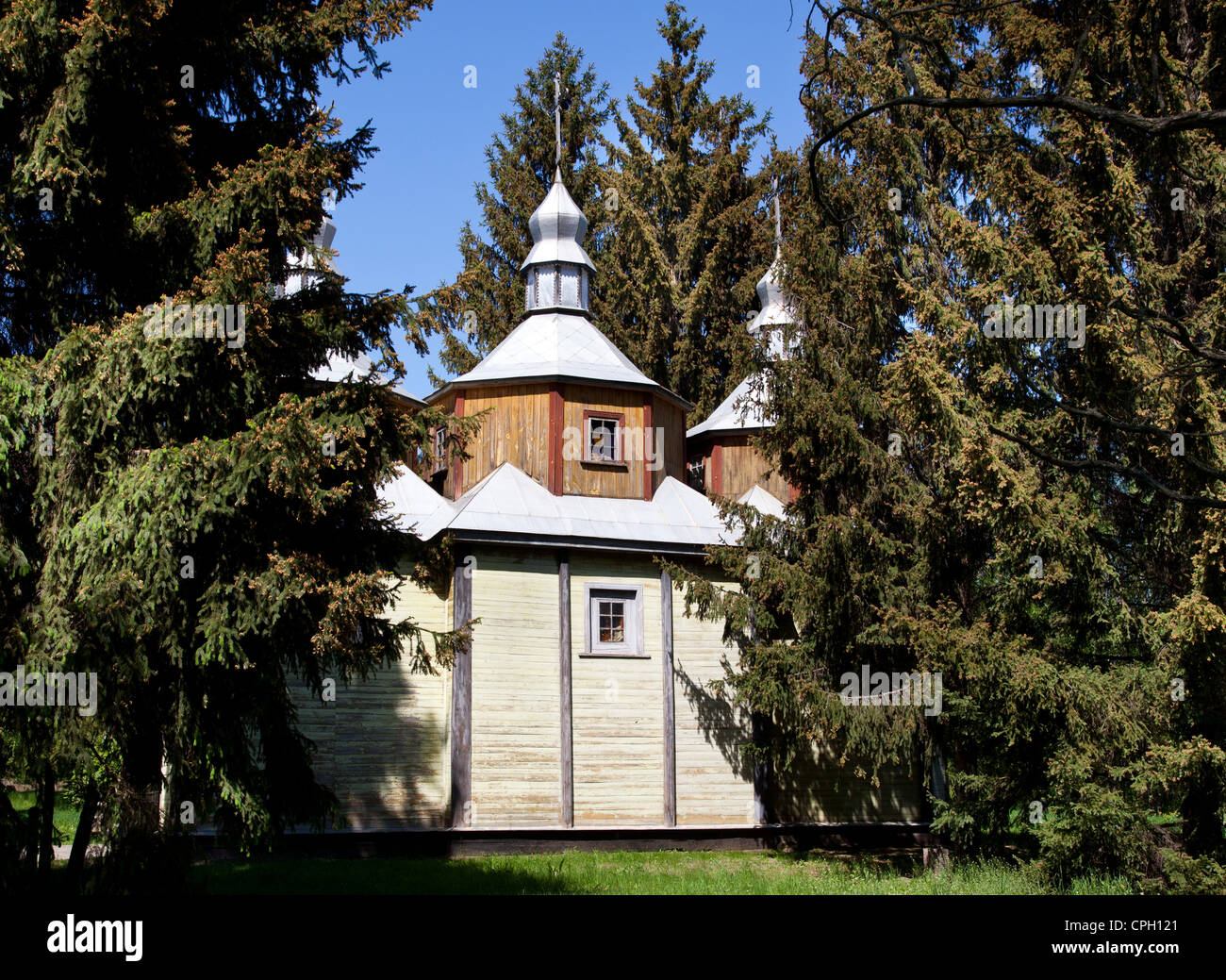 Church building exterior tree hi-res stock photography and images - Alamy
