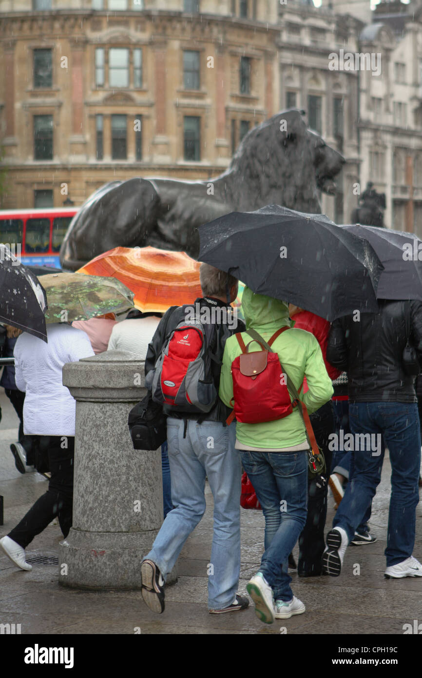 Crowd sheltering hi-res stock photography and images - Alamy