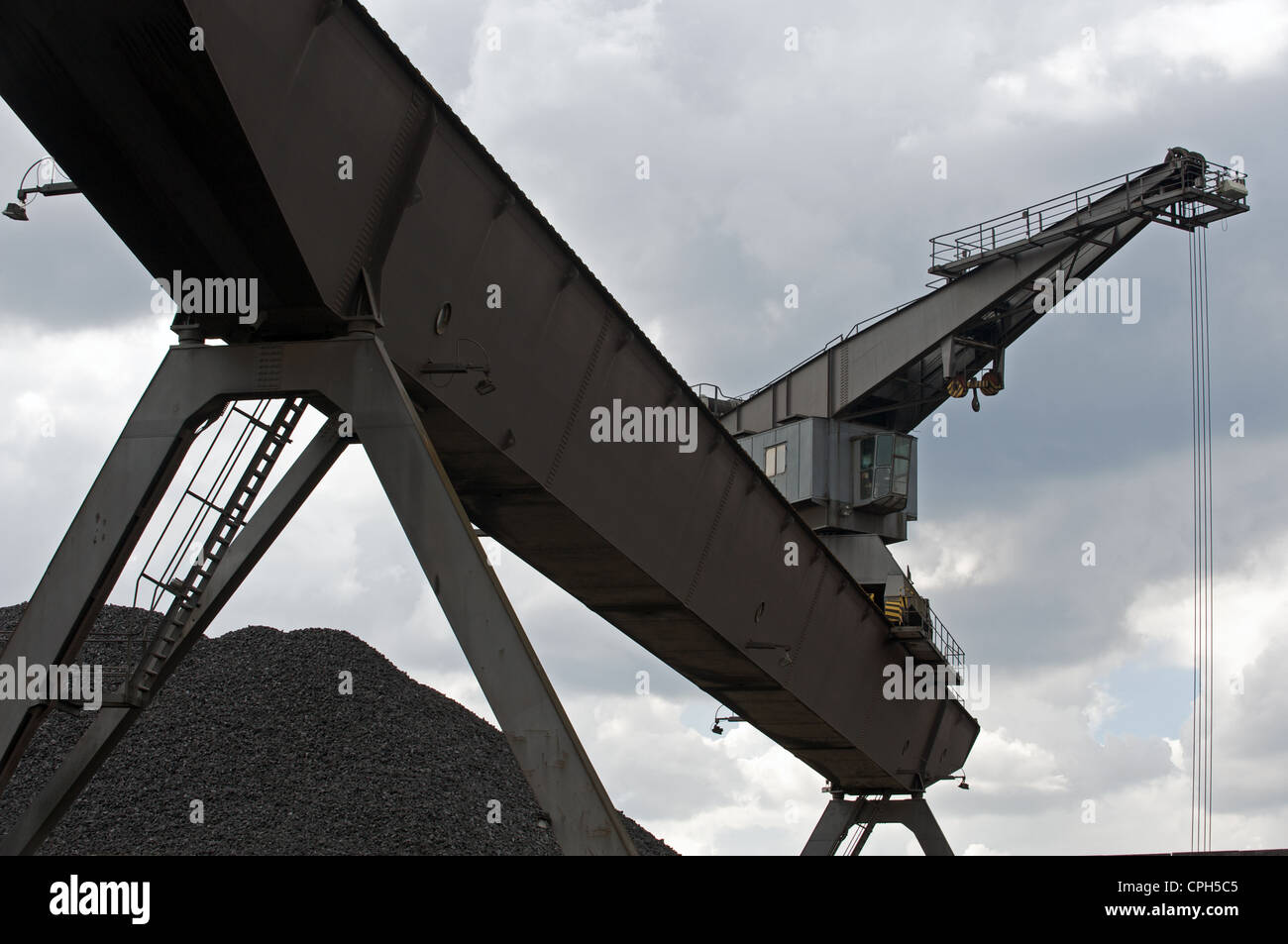 Coal yard hi-res stock photography and images - Alamy