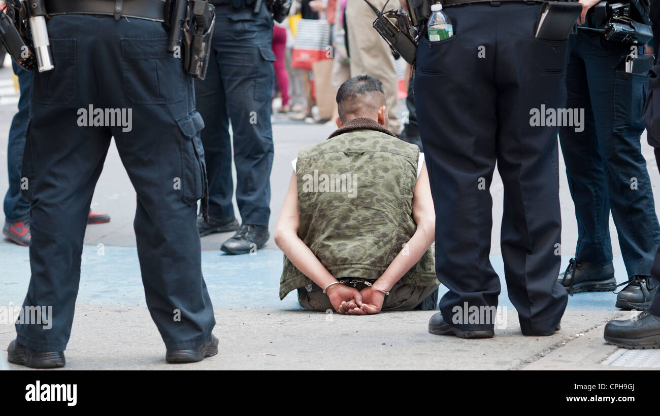NYPD surround an arrestee for disorderly conduct in Times Square in New ...
