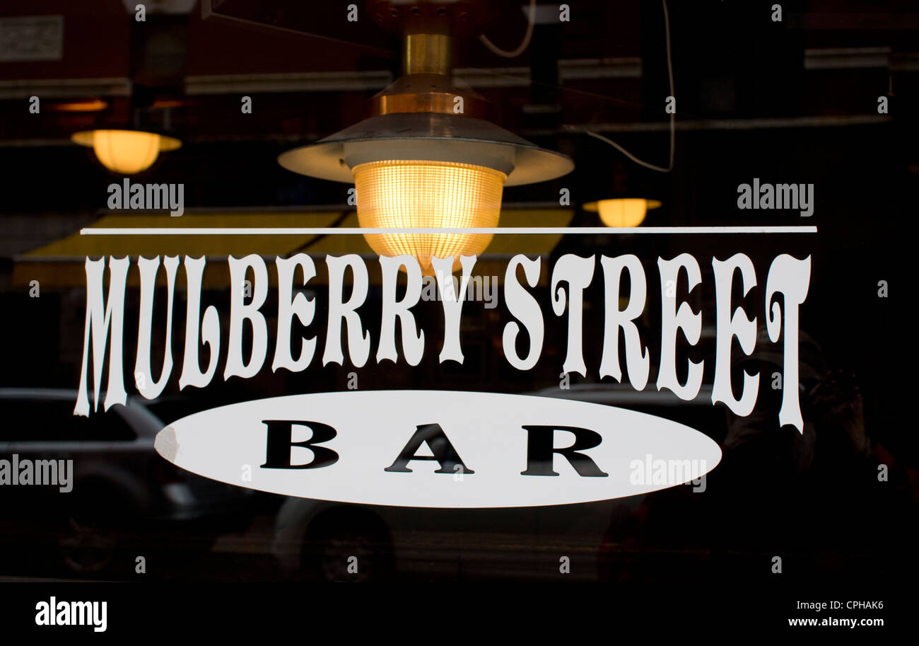 Sign in the window of the Mulberry Street bar in Little Italy Stock ...