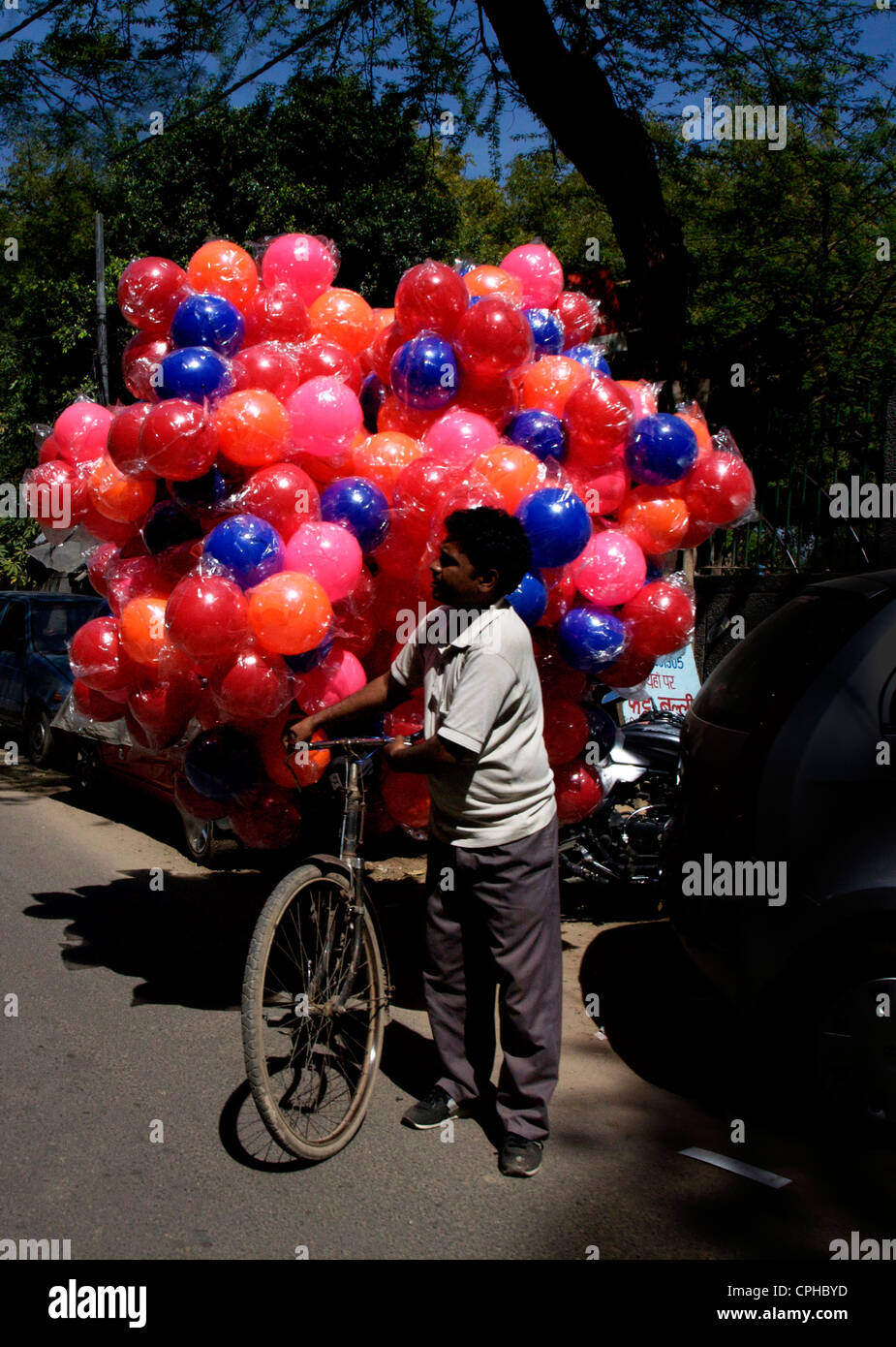 Indian sells balloons Stock Photo - Alamy