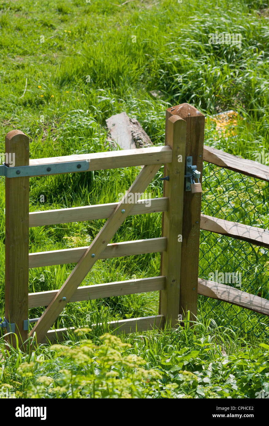 Locked Gate In The English Countryside Stock Photo - Alamy
