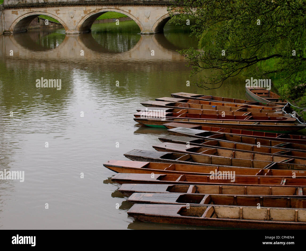 Punting cambridge bridge trees boats hi-res stock photography and ...