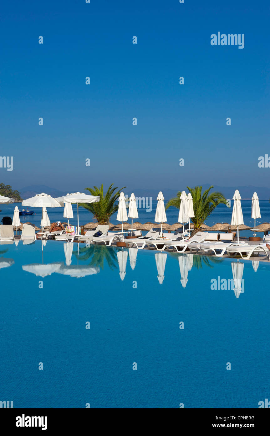 Hotel pools hi-res stock photography and images - Alamy