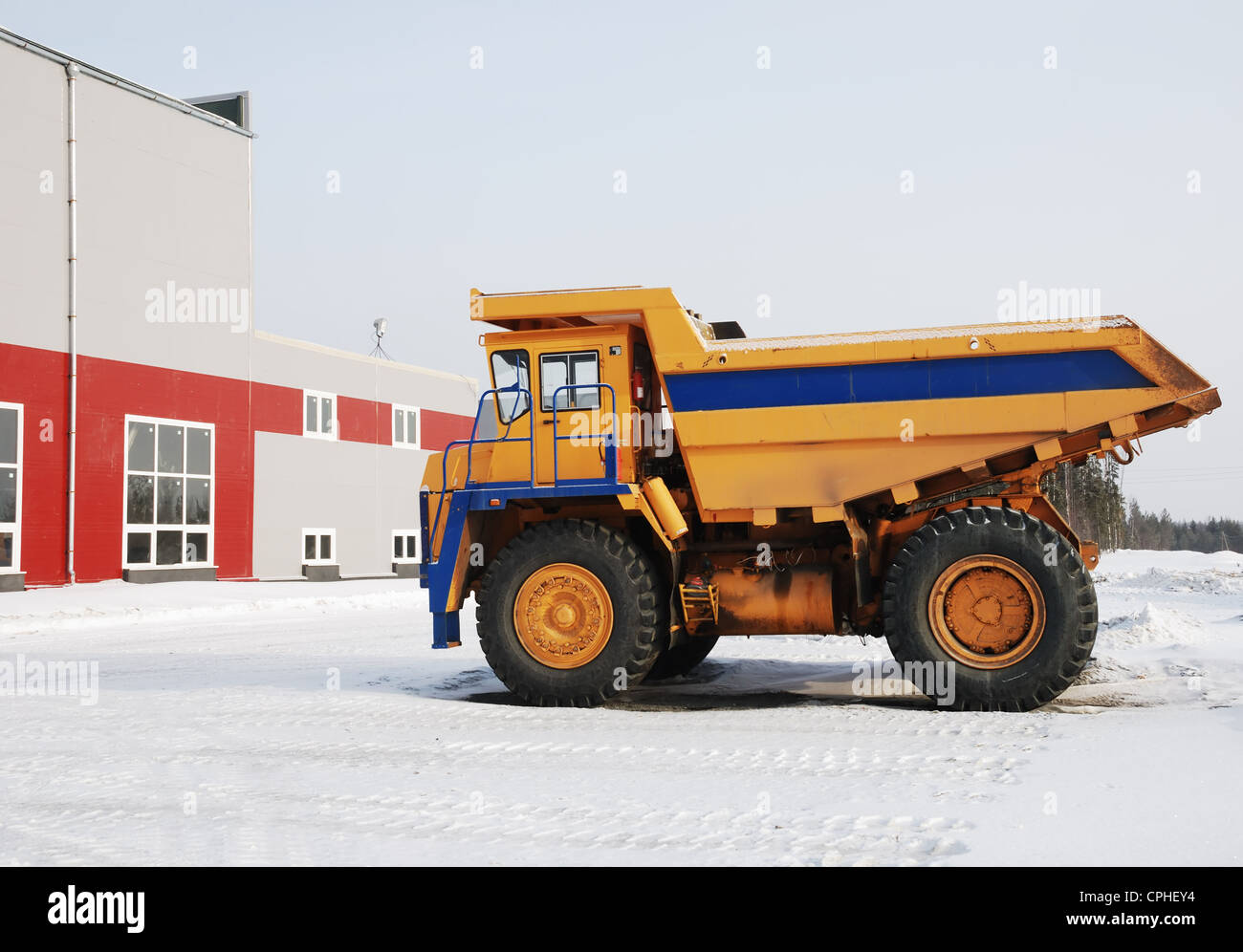 Yellow dump vehicle hi-res stock photography and images - Alamy