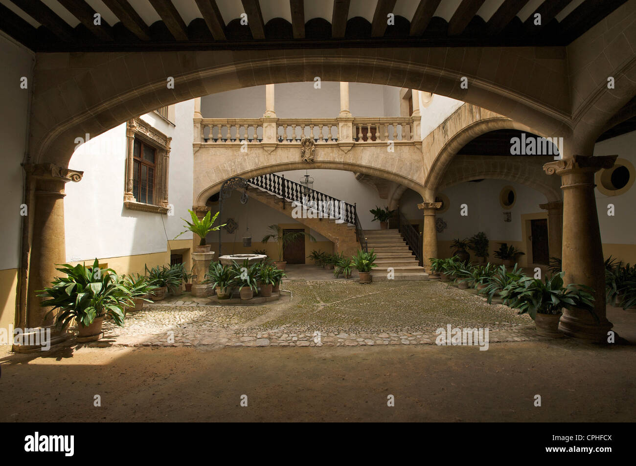 Spanish courtyard hi-res stock photography and images - Alamy