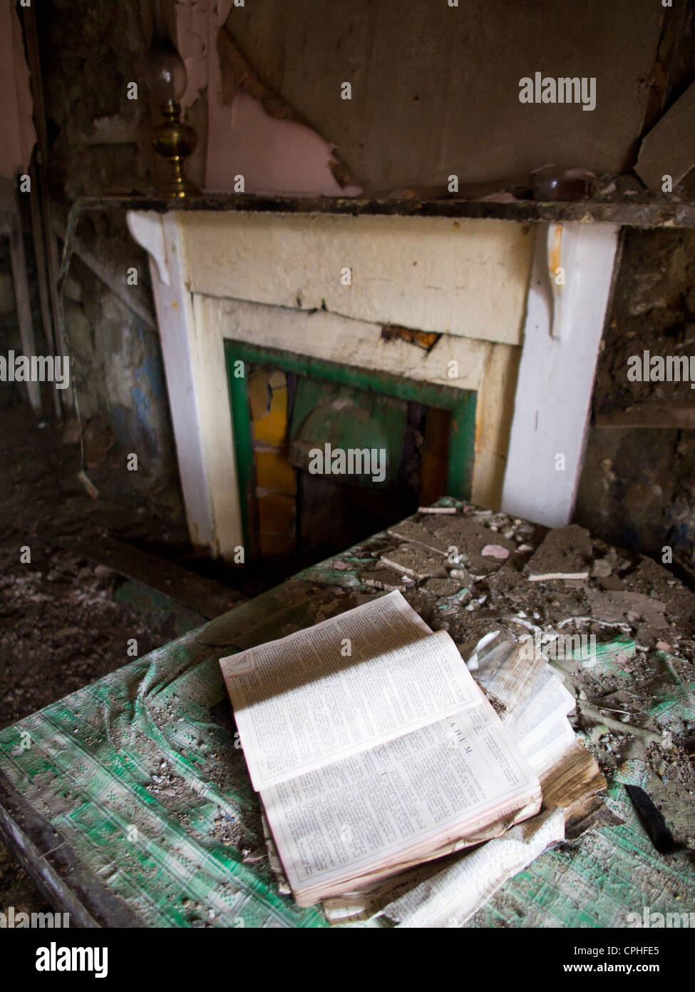 Old house bible on table hi-res stock photography and images - Alamy