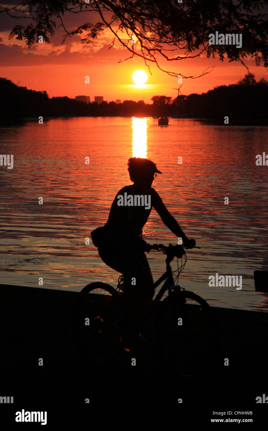 Yellow cyclist hi-res stock photography and images - Alamy