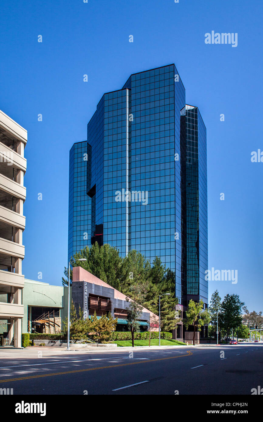 High rise building and Kate Mantilini Restaurant at Warner Center in ...
