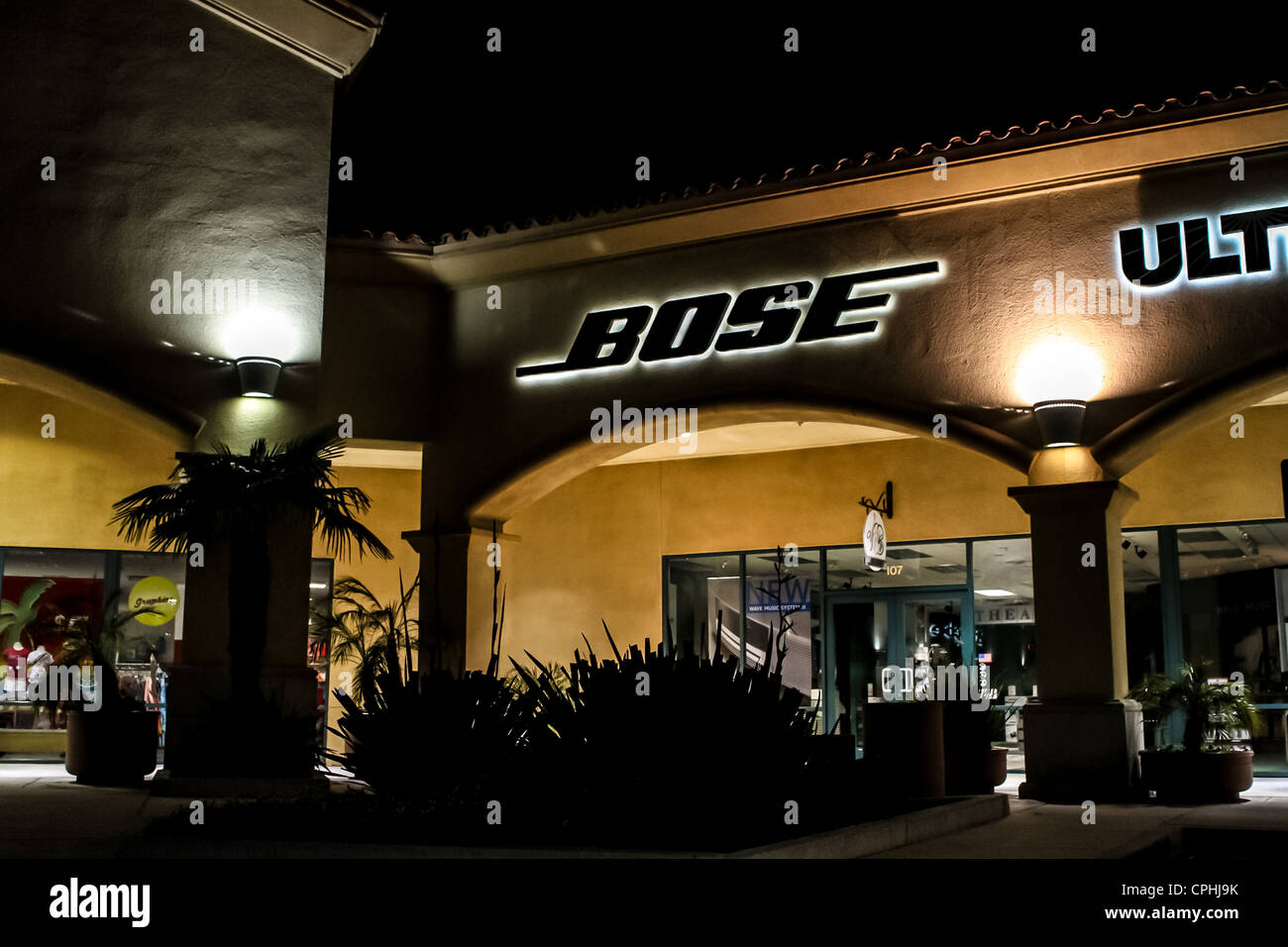 Bose store hi-res stock photography and images - Alamy