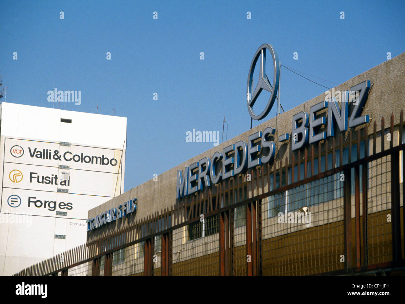Showroom car exterior mercedes benz hi-res stock photography and images ...