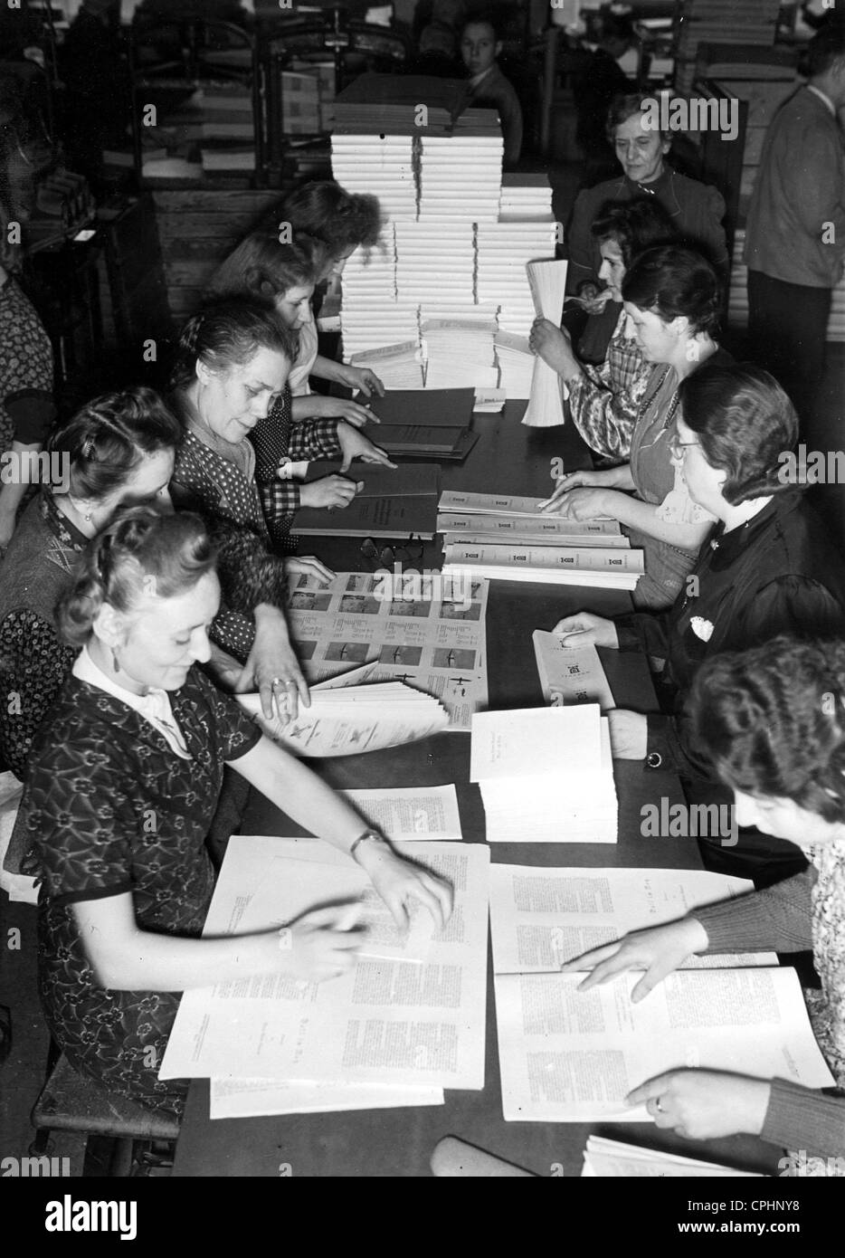 Female workers in the book bindery of the Scherl Publishing House in ...