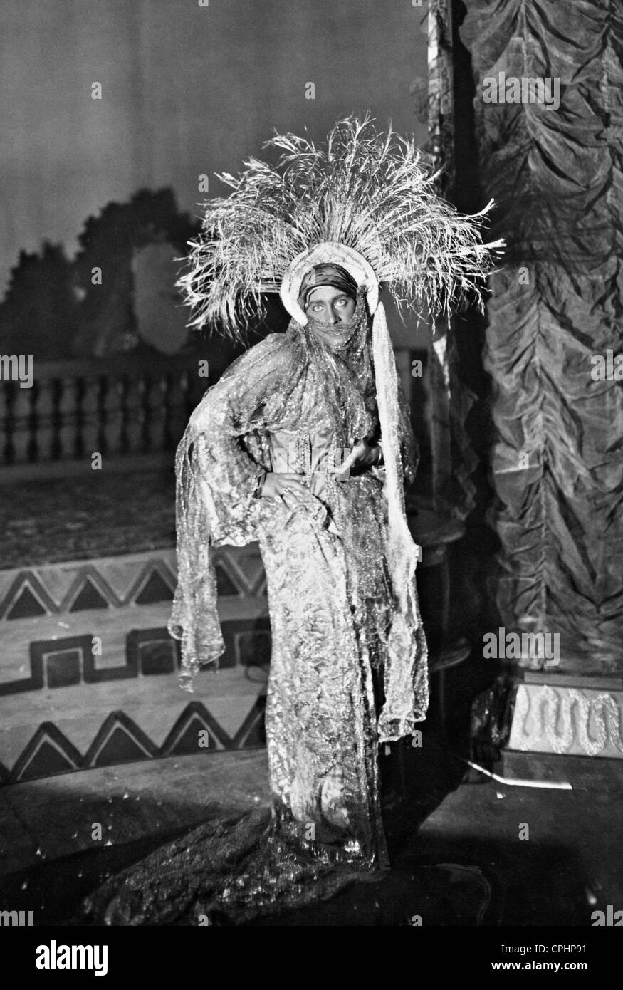 Max Hansen as Fritzi Massary in 'Eine Frau von Format', 1927 Stock ...