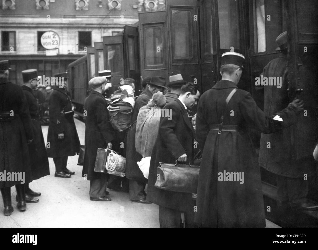 Jews board a train at a train station in Paris, 1941 Stock Photo - Alamy