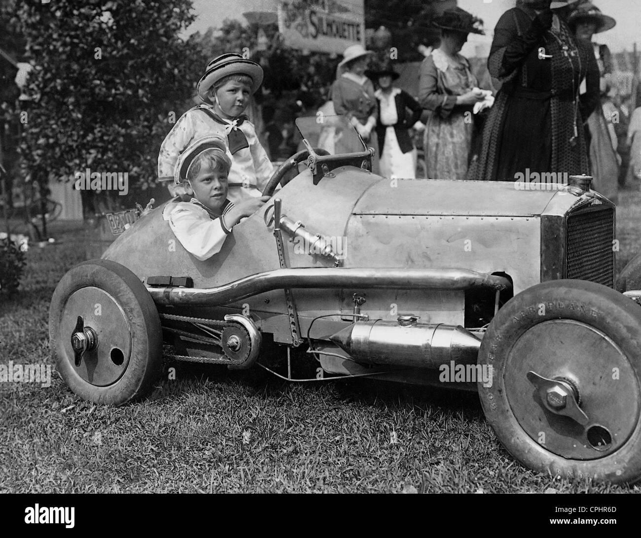 Racing social hi-res stock photography and images - Alamy