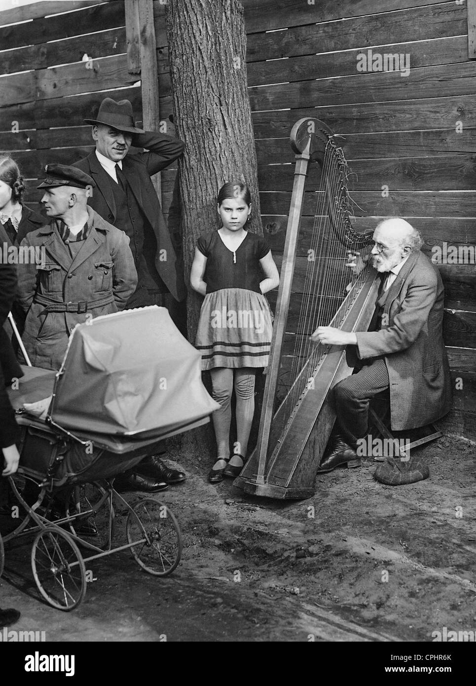 Girls street musicians 1930 hi-res stock photography and images - Alamy