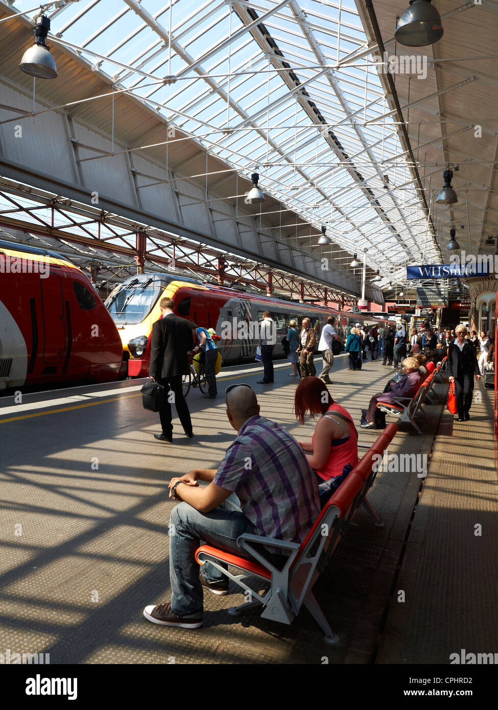 Train platform in uk hi-res stock photography and images - Alamy