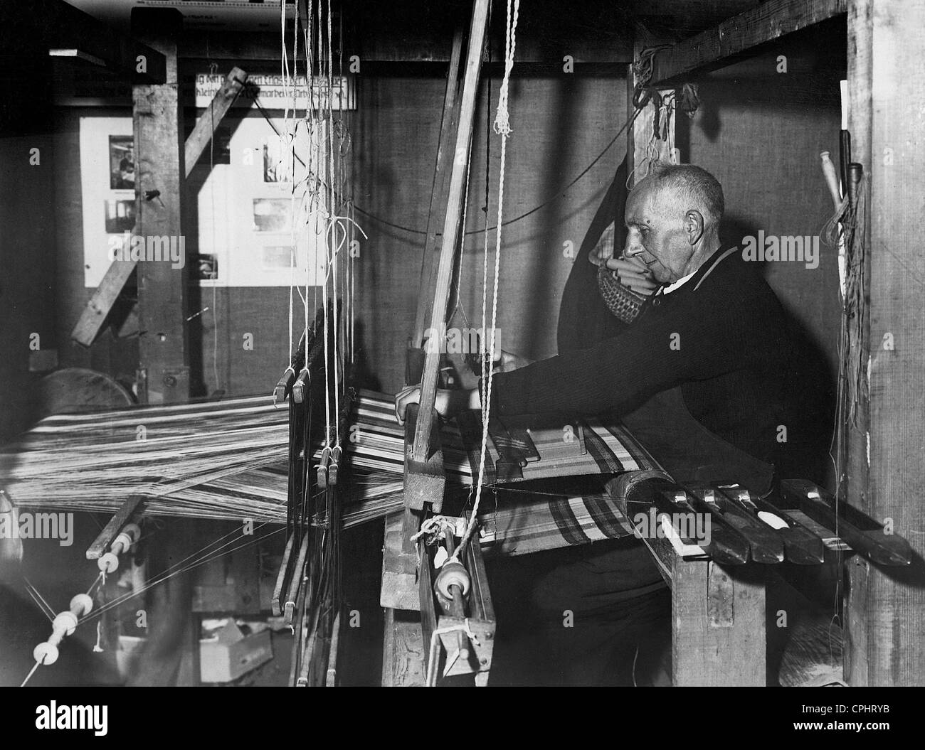 Loom weaving process hi-res stock photography and images - Alamy