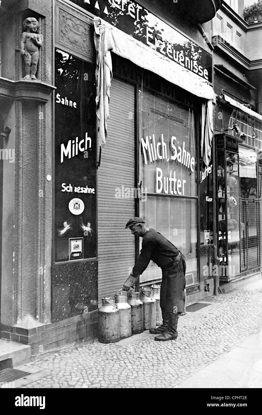 Milk delivery 1920s hi-res stock photography and images - Alamy