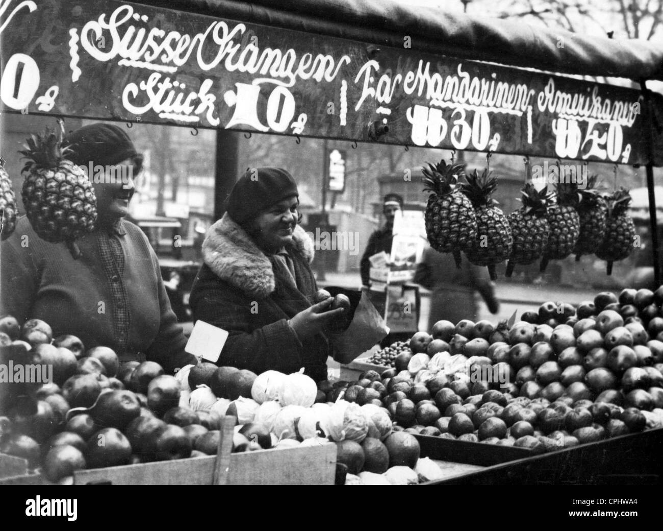 Sellers in a market in Berlin, 1933 Stock Photo - Alamy