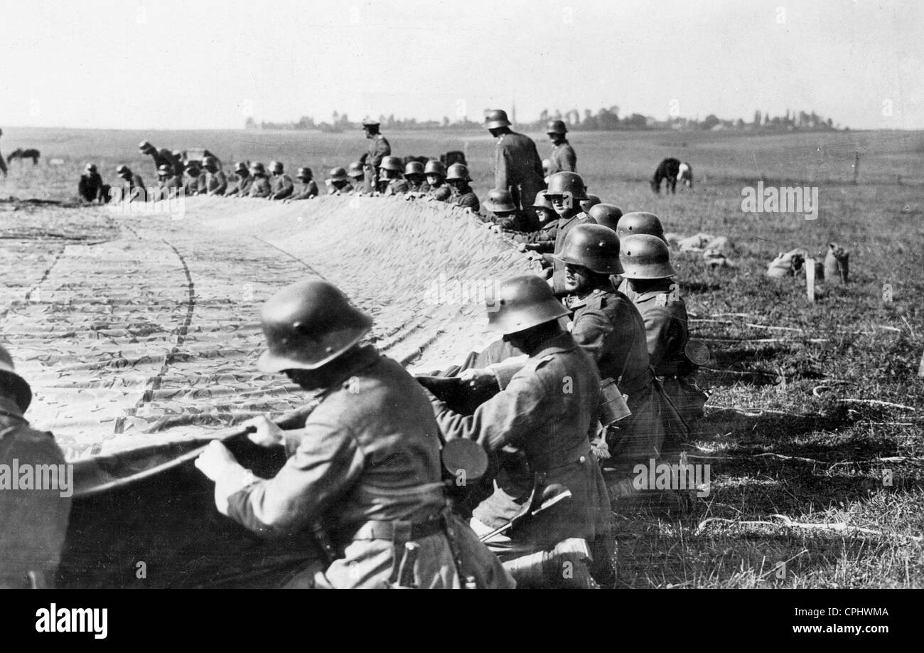 German soldiers fold a moored balloon, 1918 Stock Photo - Alamy