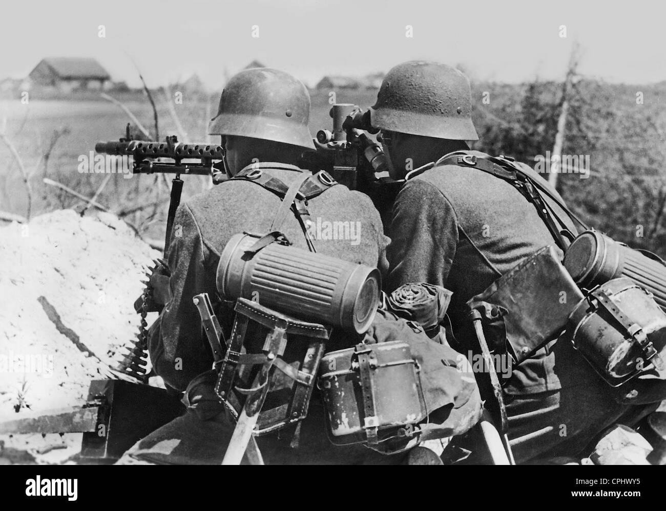 German soldiers with a heavy machine gun on the Eastern Front, 1941 ...