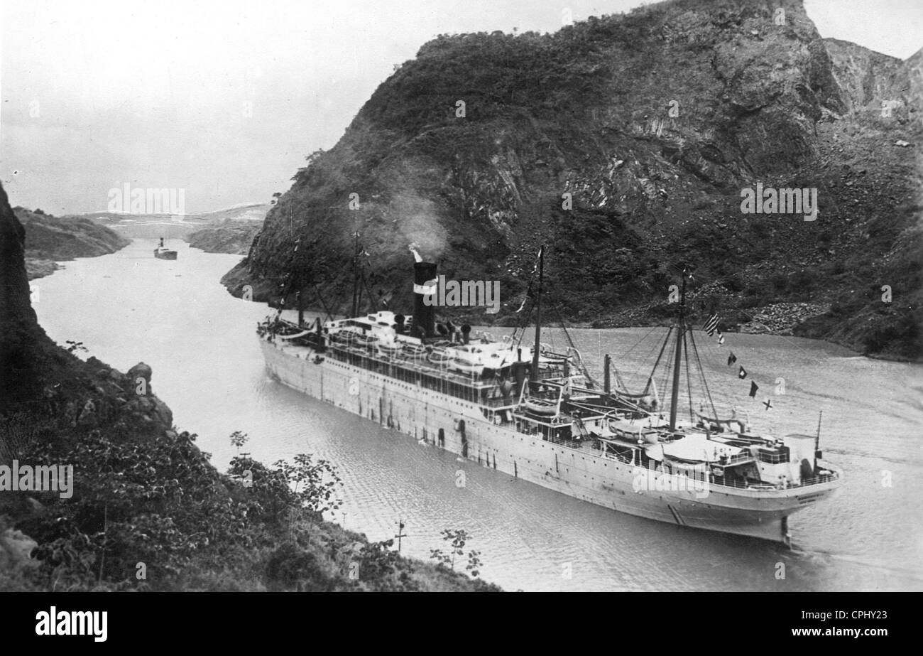 Passenger ship in the Panama Canal, 1927 Stock Photo - Alamy