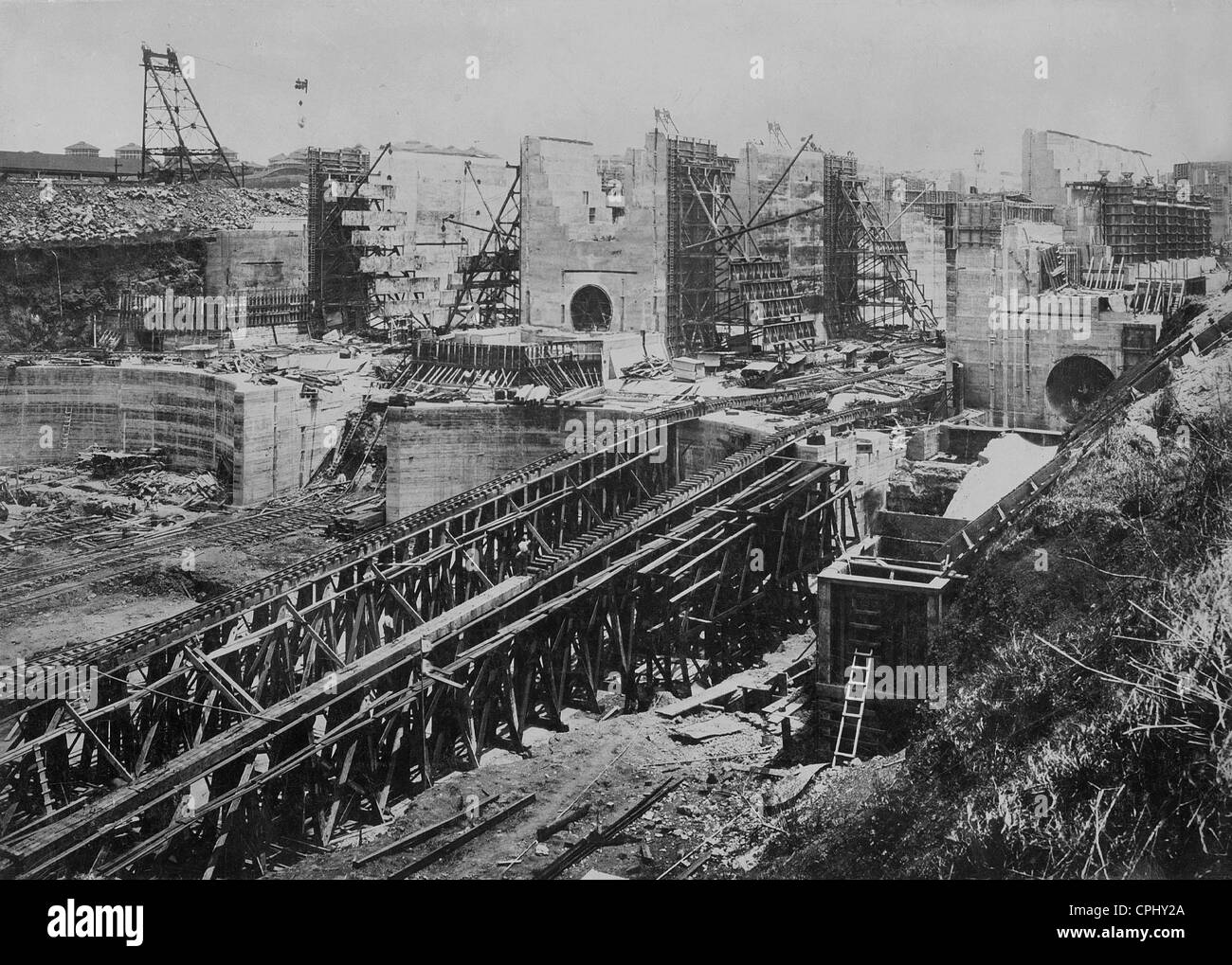 Panama canal gatun dam Black and White Stock Photos & Images - Alamy