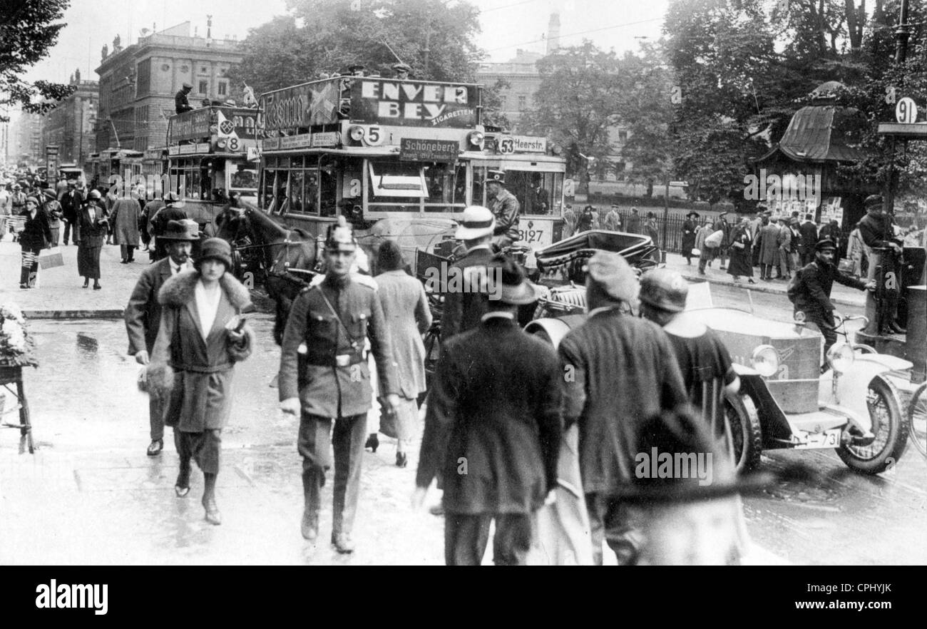 Traffic on the Potsdamer Platz in Berlin, 1926 Stock Photo - Alamy