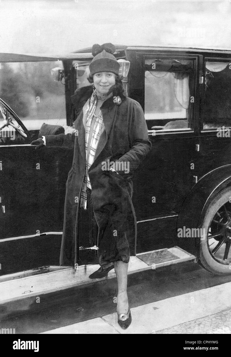 Trude Hesterberg in front of her car, 1925 Stock Photo - Alamy