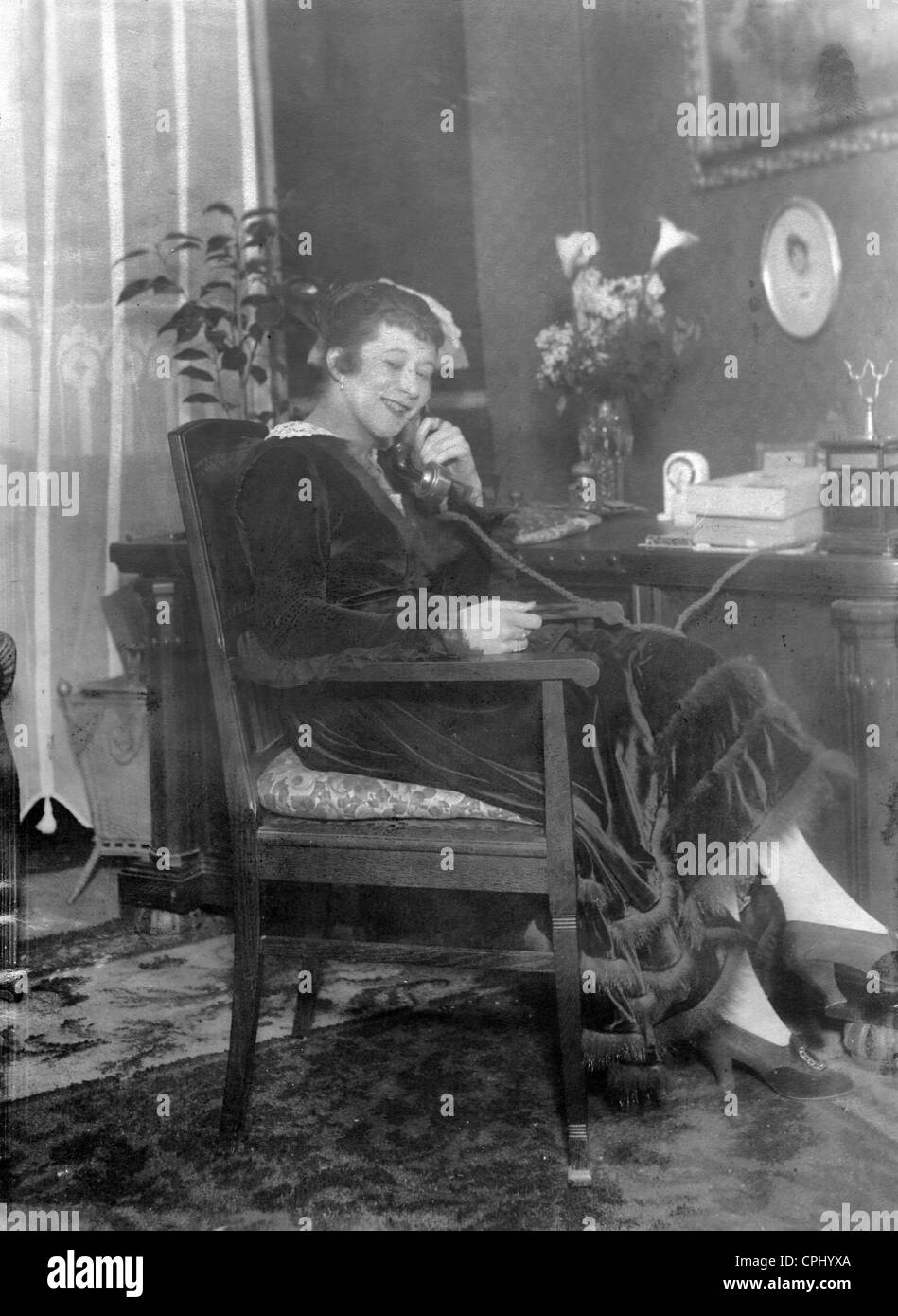 Trude Hesterberg in her apartment, 1917 Stock Photo - Alamy