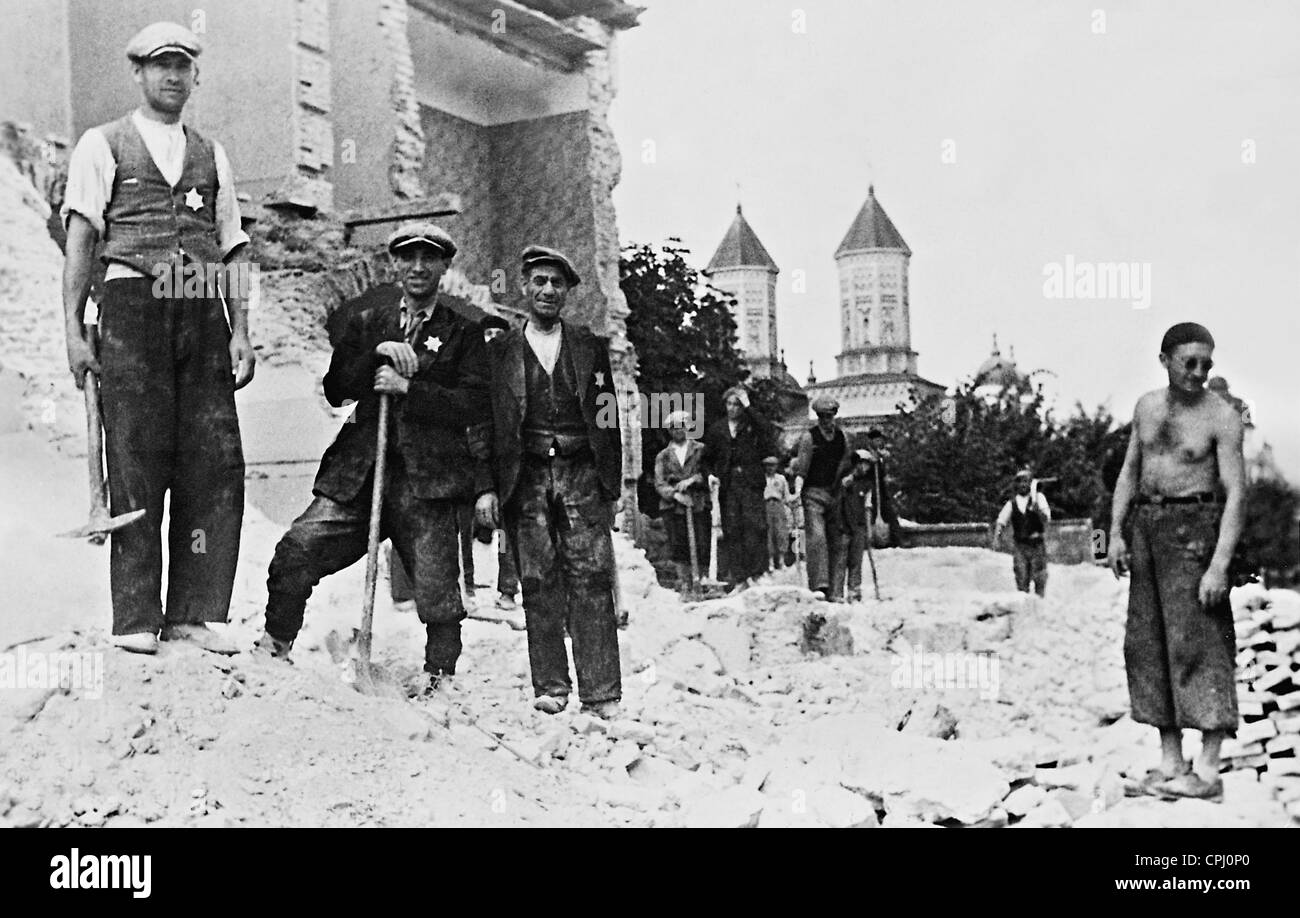 Romanian Jews at forced labor, 1941 Stock Photo - Alamy
