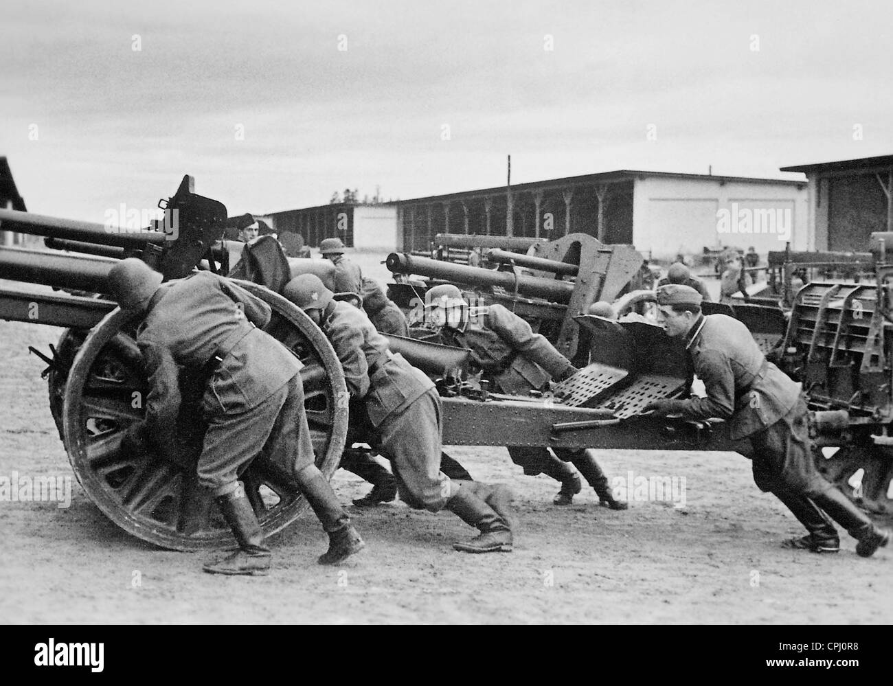 Training croatian artillery soldiers hi-res stock photography and ...